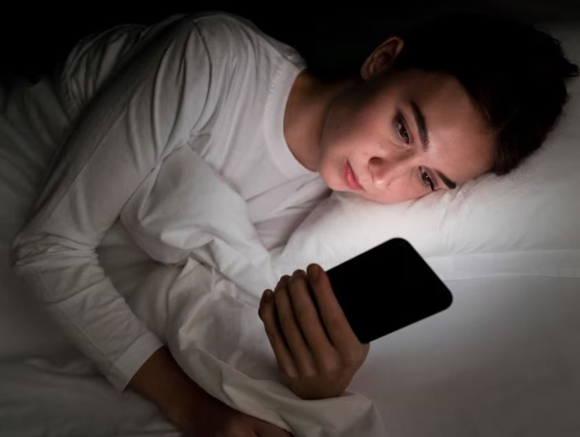 Dampak Serius Sering Main HP dengan Posisi Tidur: Menjaga Kesehatan An — Apotek Mandjur